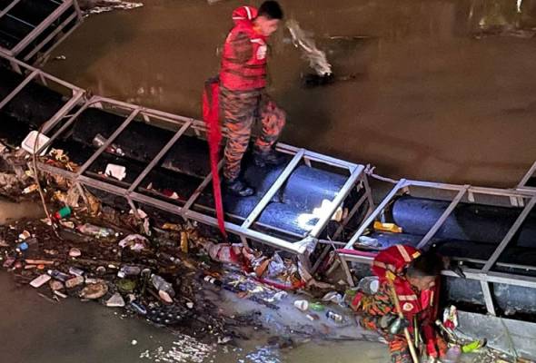 Kanak-kanak empat tahun hilang selepas jatuh dalam longkang | Astro Awani