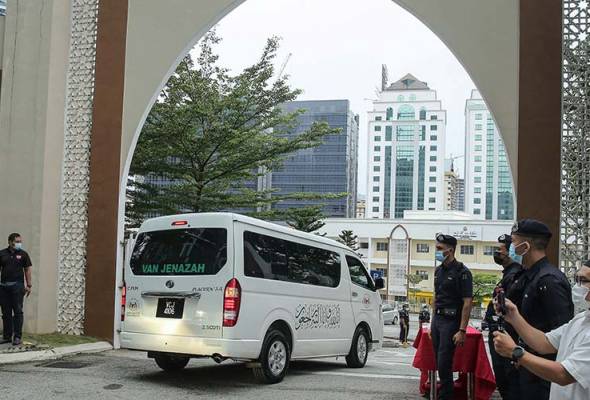 Jenazah Tun Rahah tiba di Masjid Ar-Rahah, Kampung Kerinchi | Astro Awani