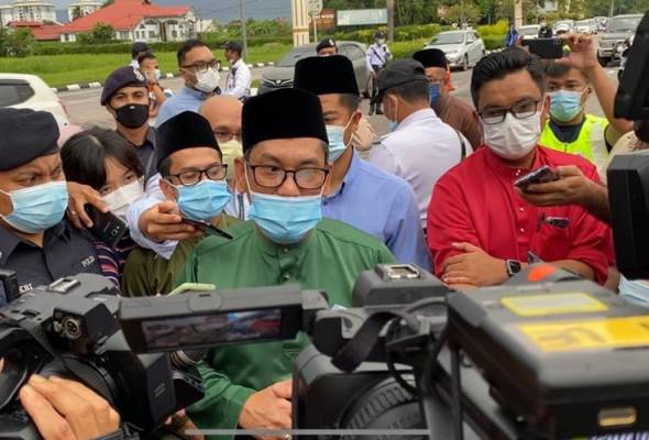 "I am still Menteri Besar of interim government" - Faizal Azumu | AWANI ...