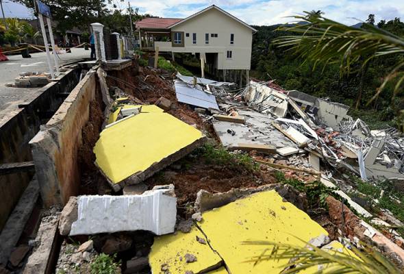 Rumah runtuh: Penghuni 66 kediaman berhampiran diarah pindah | Astro Awani