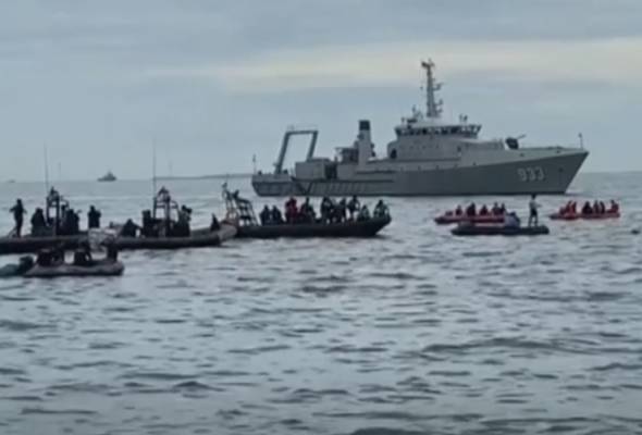 Sriwijaya Crash: Indonesian divers find parts of plane wreckage in Java ...