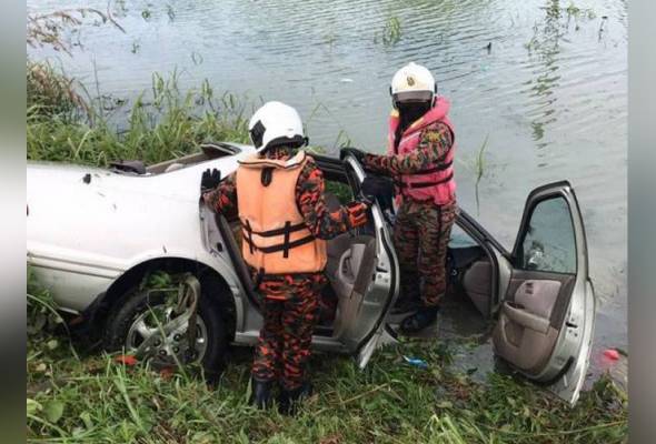 Kereta terbabas ke dalam air banjir, warga emas maut | Astro Awani