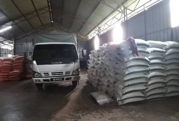 GOF9 seizes Thai rice, lorry worth in RM300,000 in Tanah Merah | Astro ...