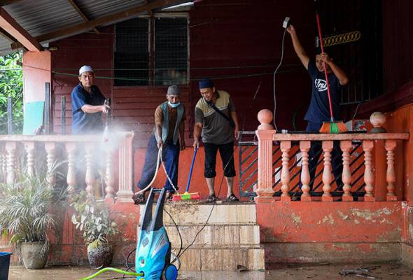 Close-knit community help each other during post flood clean up | AWANI ...