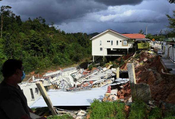Collapse of houses due to soil movements | AWANI International