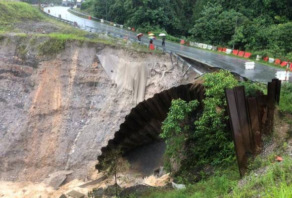 Jalan Kenyir-Felda Aring ditutup akibat tanah runtuh | Astro Awani