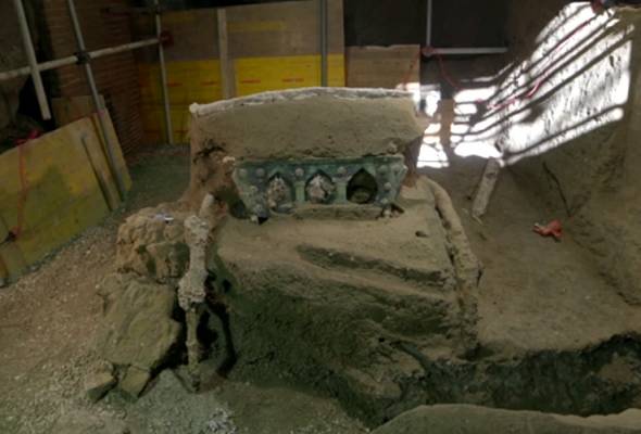 Kenderaan istiadat zaman Empayar Rom ditemukan dekat kota Pompeii ...