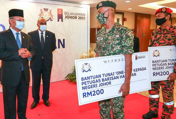 Johor government channels RM7.02 mln in aid to frontliners | Astro Awani