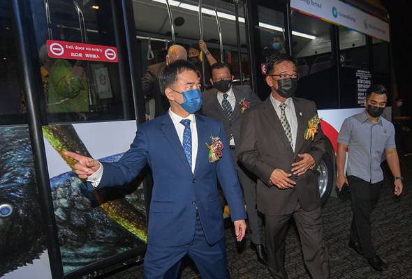 Sarawak lancar perkhidmatan bas elektrik percuma | Astro Awani