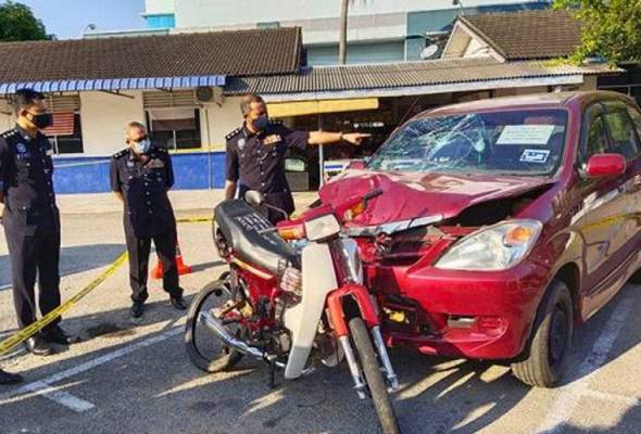 Pemandu mabuk rempuh penunggang motosikal ditahan | Astro Awani