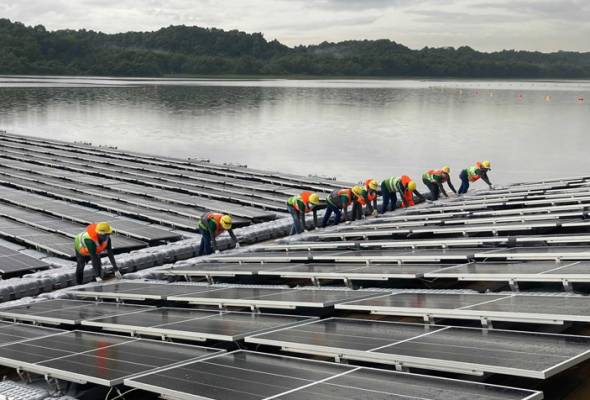 Singapura bina ladang solar terapung | Astro Awani