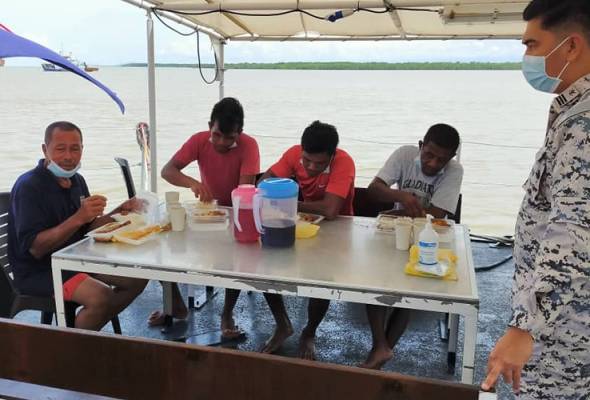 Empat jam berpaut pada kayu, nelayan tempatan diselamatkan | Astro Awani