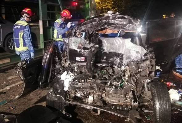 Empat sekeluarga maut kereta bertembung treler di Bentong | Astro Awani