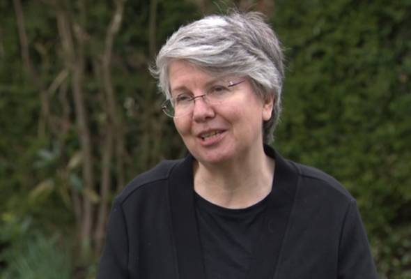 Vaksin AstraZeneca: Kakak mangsa maut pembekuan darah masih percaya ...