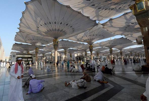 Saudi Arabia lifts age limit for entering two holy mosques | AWANI ...