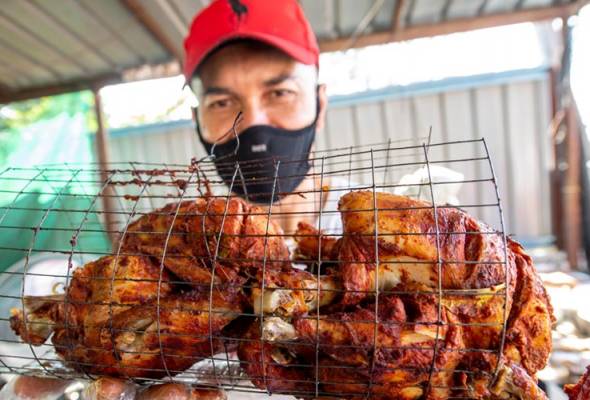 Zulkifle's tin-baked chicken a Ramadan super hit | AWANI International