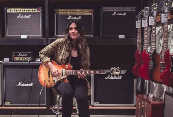 Anis Kalisa, wajah ayu di sebalik 'riff' ganas dan air mata COVID-19 ...