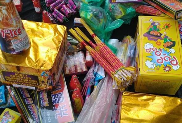 Five nabbed for smuggling cigarettes, firecrackers worth over RM1 mln ...