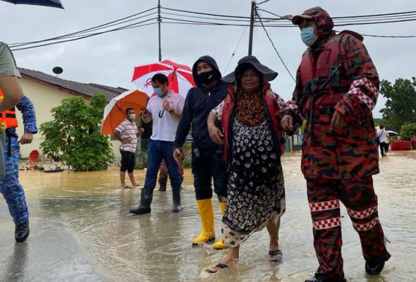 321 flood victims in Melaka housed at four evacuation centres | AWANI ...