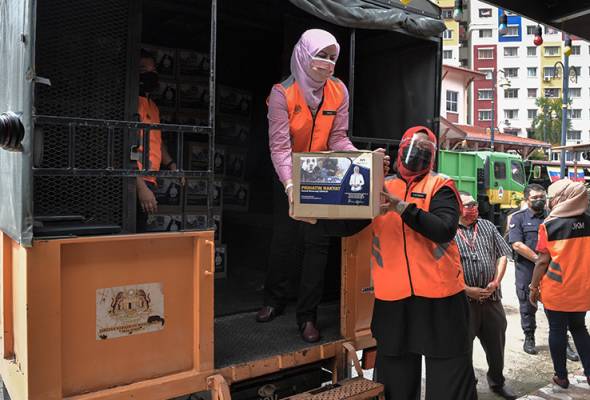 KPWKM agih bakul makanan kepada penduduk PPR Desa Rejang | Astro Awani