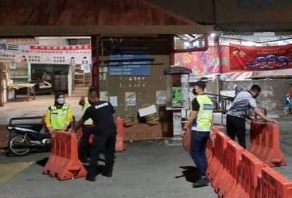 COVID-19: Pasar Awam Bahau tutup tiga hari | Astro Awani