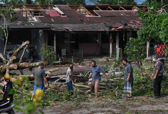 Empat beranak berpelukan ketika rumah dibadai ribut | Astro Awani