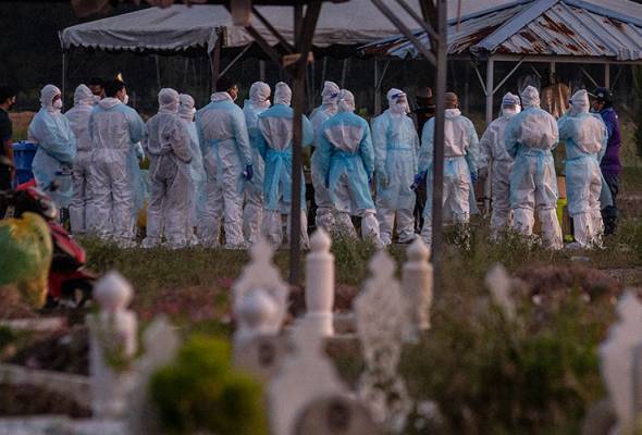 COVID-19: Deretan van jenazah, pemandangan pilu di Tanah Perkuburan ...