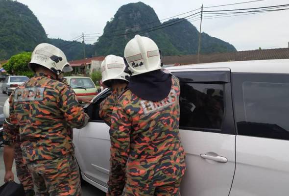 Bomba selamatkan tiga beradik terkunci dalam MPV | Astro Awani Bomba selamatkan tiga beradik terkunci dalam MPV | Astro Awani