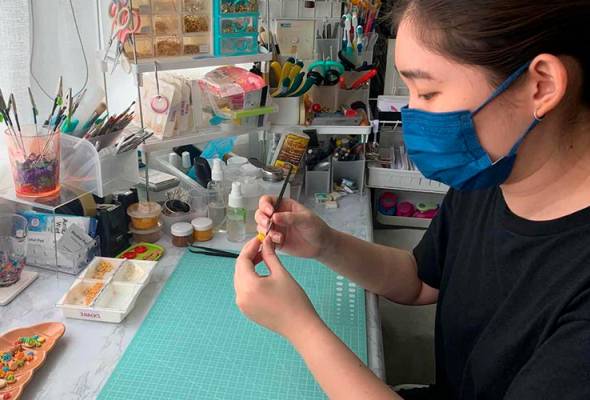 Miniatur biskut gula aising, keropok roda gamit kenangan zaman kanak ...