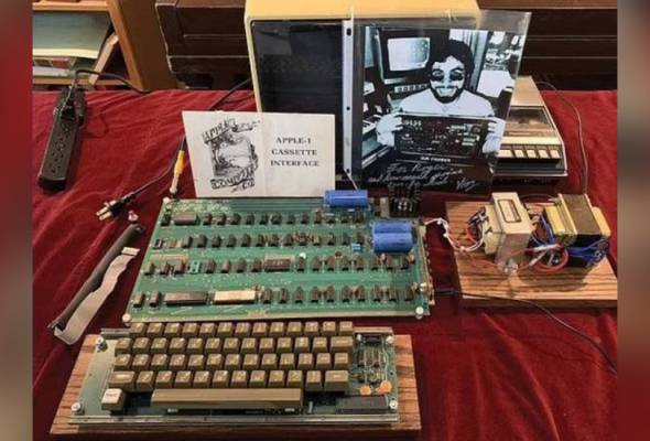 Papan litar komputer ciptaan Steve Jobs dilelong RM1.89 juta | Astro Awani