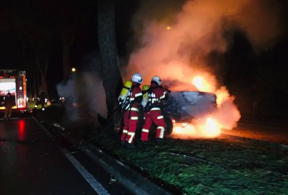 Warga emas rentung kereta terbakar langgar pokok | Astro Awani