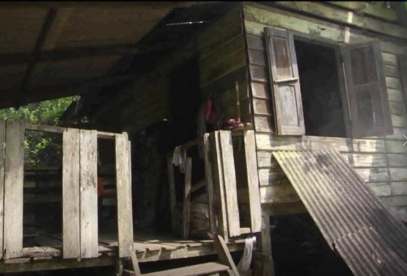 Tidak mampu baiki rumah, 7 beranak berteduh di rumah usang | Astro Awani