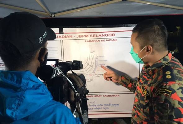 Gunung Hitam: Tujuh remaja dilaporkan hilang ditemui selamat | Astro Awani Gunung Hitam: Tujuh remaja dilaporkan hilang ditemui selamat | Astro Awani