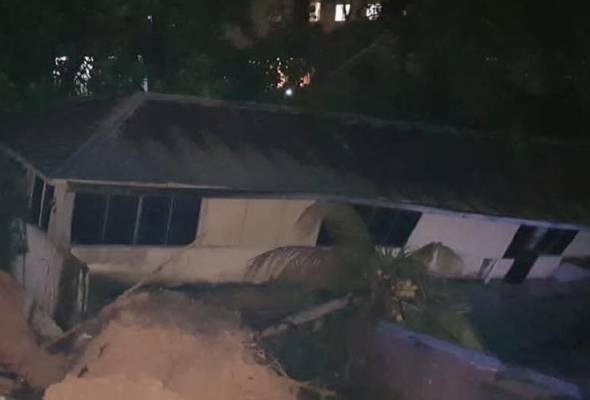 19 rumah teres dua tingkat terjejas tanah runtuh - Bomba | Astro Awani