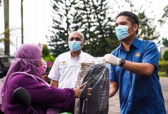 Hampir 120,000 peranti digital diserah kepada murid B40 - KPM | Astro Awani