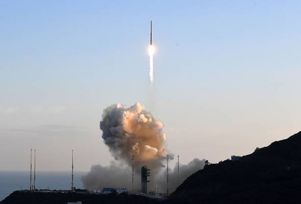 Korea Selatan lancar roket angkasa lepas buatan sendiri | Astro Awani