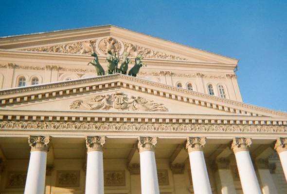 Pelakon maut dihempap latar pentas ketika persembahan teater | Astro Awani