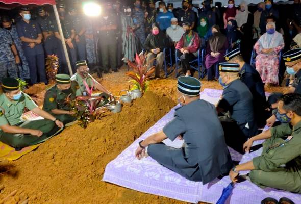 Capt Mohamad Affendi laid to rest | AWANI International