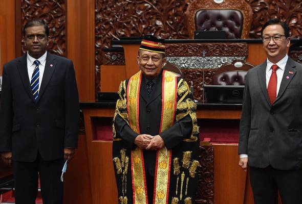 Dominic, Nelson angkat sumpah senator Dewan Negara | Astro Awani