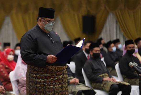 11 sworn in as new Melaka Exco members | AWANI International