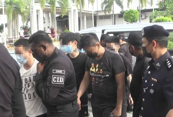 Enam didakwa tetak dan bunuh ah long di Klang | Astro Awani