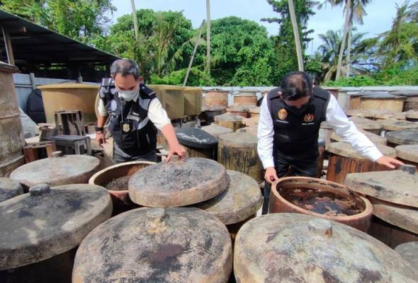 Two dirty food processing premises ordered closed for two weeks | AWANI ...