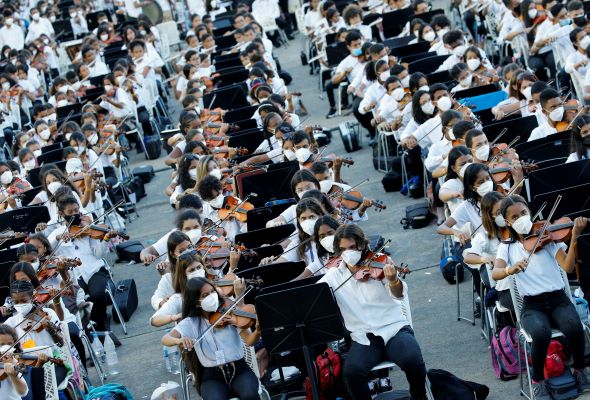 Venezuelan classical musicians play for largest orchestra record ...