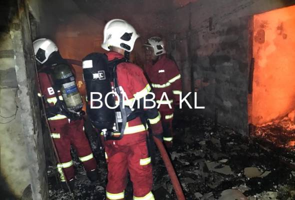 Flat Sri Johor terbakar: "Api merebak dengan cepat" - saksi | Astro Awani