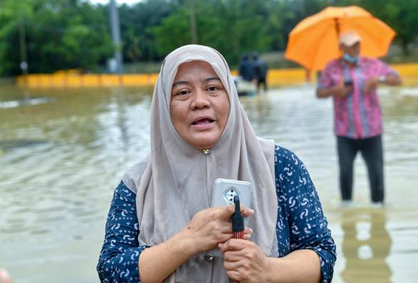 Guru redah banjir selamatkan kertas peperiksaan | Astro Awani Guru redah banjir selamatkan kertas peperiksaan | Astro Awani