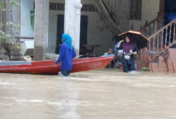 Pemandu bot bantu pindahkan mangsa banjir di Terengganu | Astro Awani