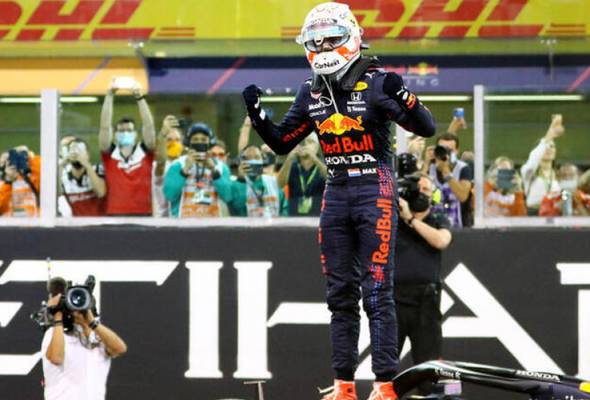 Verstappen wins first F1 title in last lap drama | AWANI International