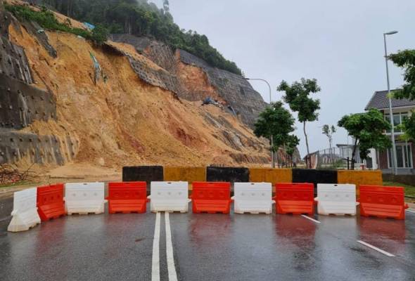 Tebing bukit runtuh berhampiran taman perumahan di Kota Tinggi | Astro ...