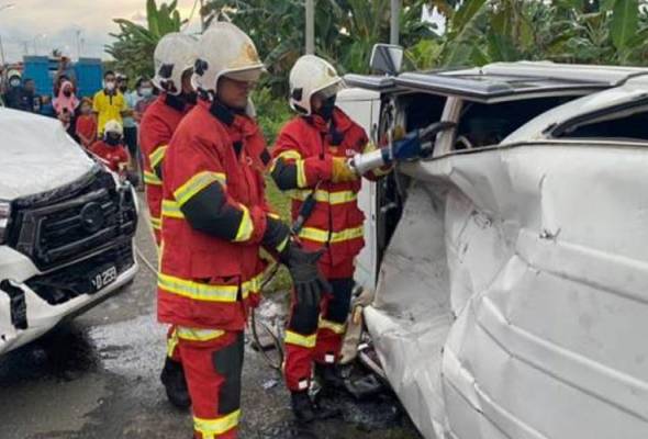 Dua wanita maut nahas tiga kenderaan | Astro Awani