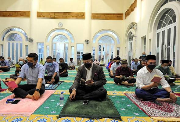 KKMM holds special prayers for Tun M's good health | AWANI International